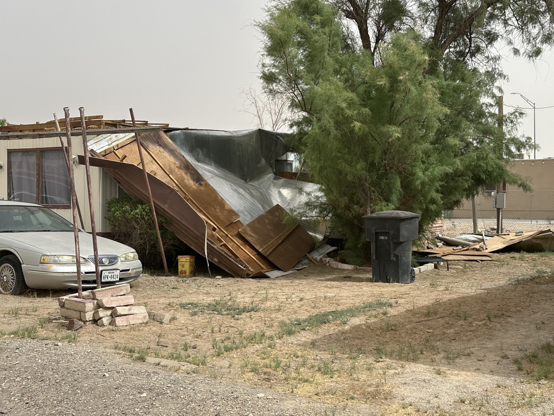 Roof blown off, façade damaged, trees felled in wind - KVIA