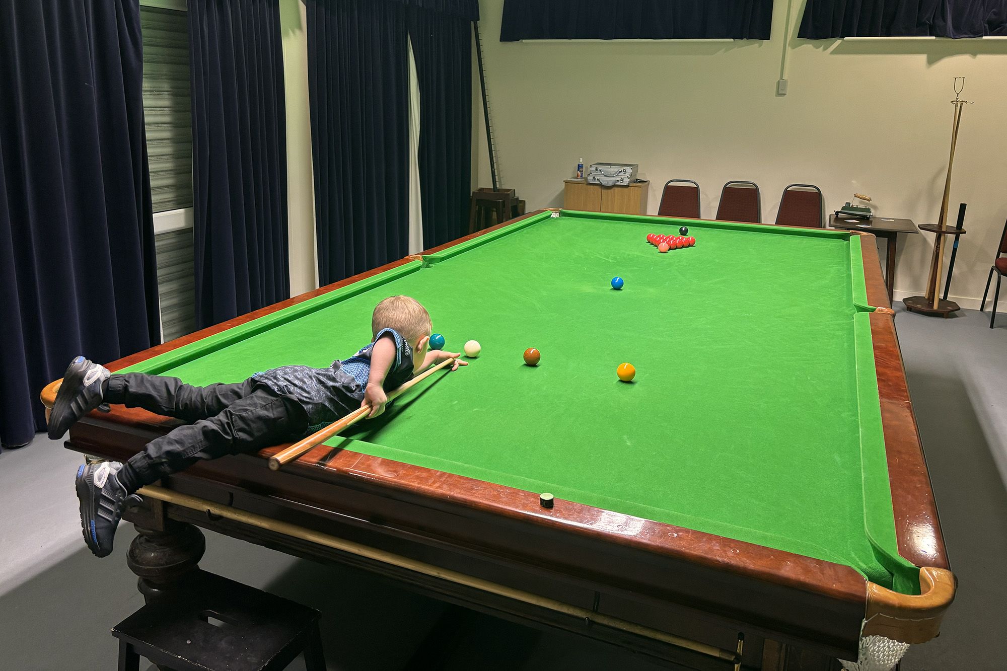 Two-year-old boy sets world record for snooker trick shots - KVIA